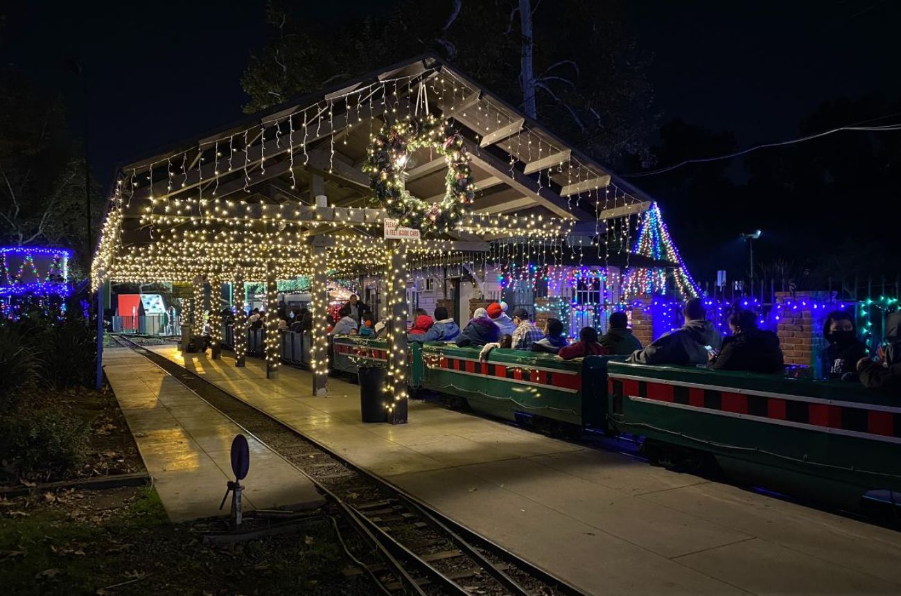 Best Holiday Light Displays in Los Angeles 2025